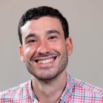 Regidor Mario Sosa se exhibe sin ropa en la playa