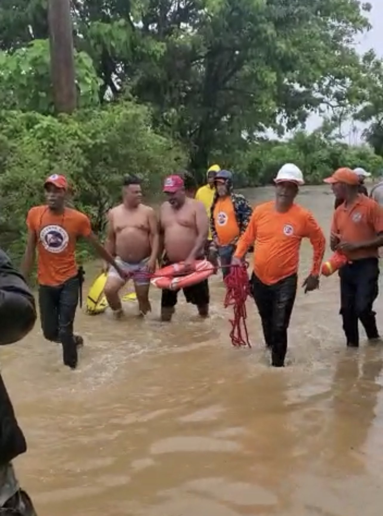 Defensa Civil salva un hombre que fue arrastrado por las aguas del Río ...