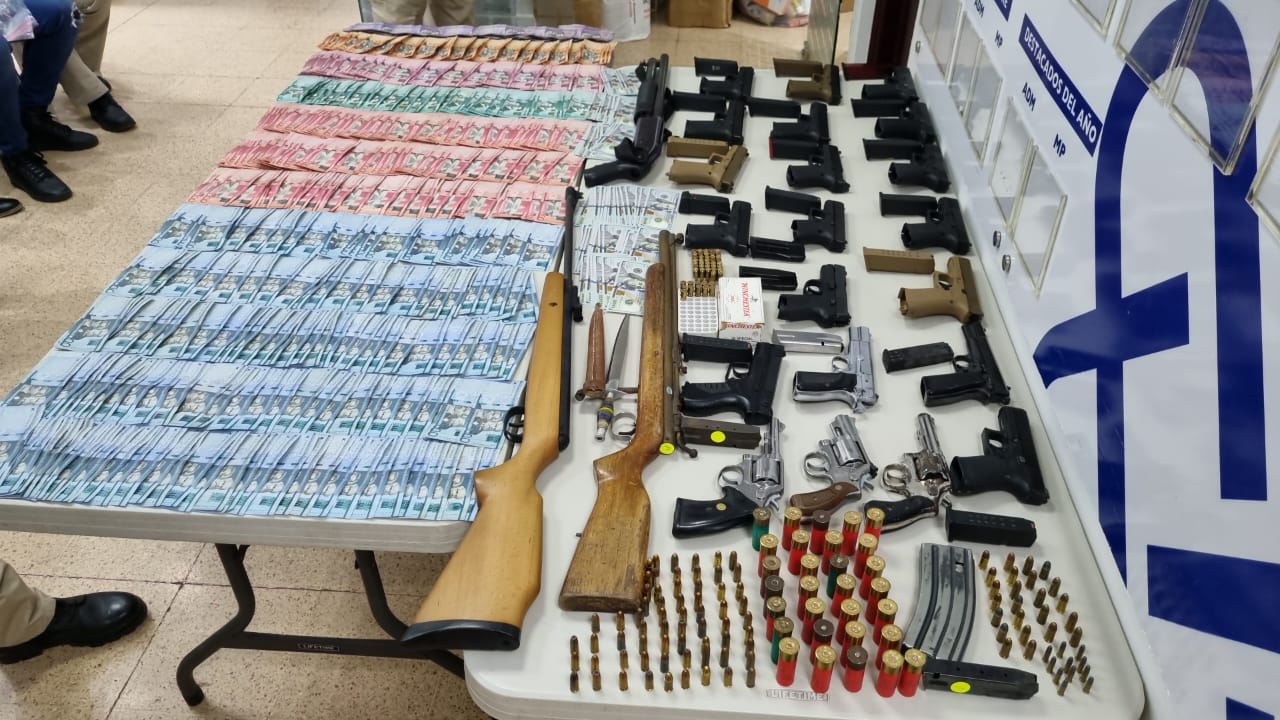 Confiscan decenas de armas de fuego y otros pertrechos militares