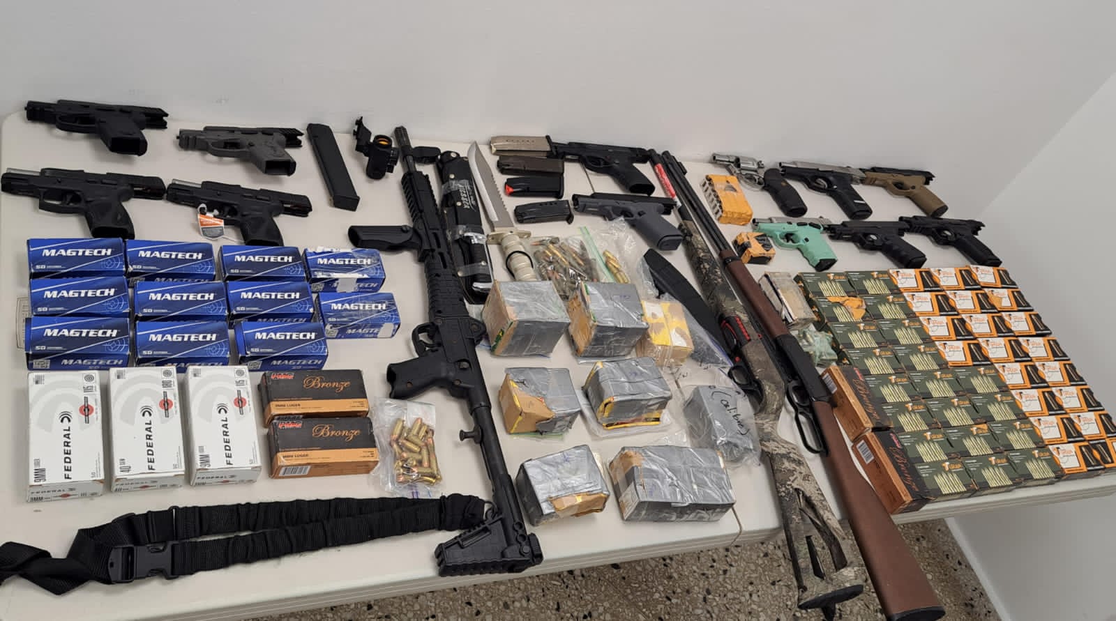 Confiscan Decenas De Armas De Fuego Cargadores Y Miles De Municiones