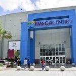 ¡Que fuerte! Señor sustrae computadora en Mega Centro a la vista de todos